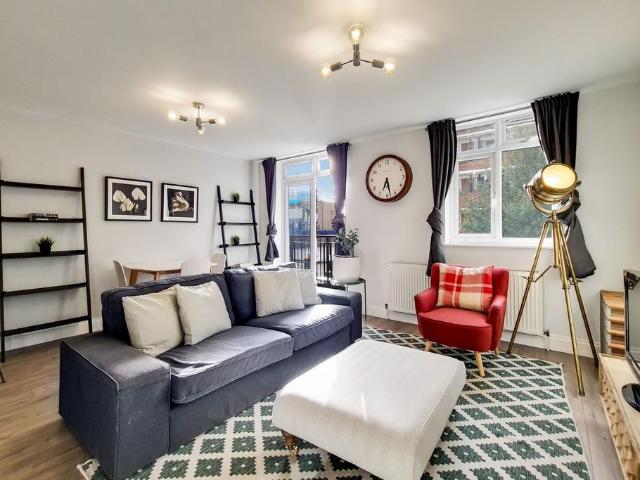 Cornerstone Court, Hemming Street. 2 bed flat to rent £3,950 pcm £912 pw