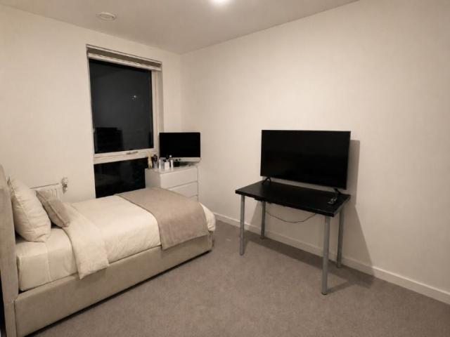 Cornforth Lane, London NW7, Room to rent, £1,000 pcm | PrimeLocation