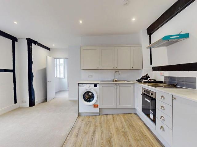Cornmarket Street, Oxford 2 bed apartment to rent £2,450 pcm £565 pw