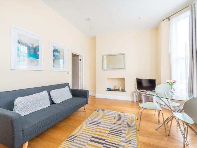 Cornwall Crescent, Ladbroke Grove, London W11, 2 bed flat to rent, £2,500 pcm | PrimeLocation