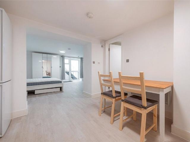 Cornwall Crescent, London W11, Studio to rent, £1,600 pcm | PrimeLocation