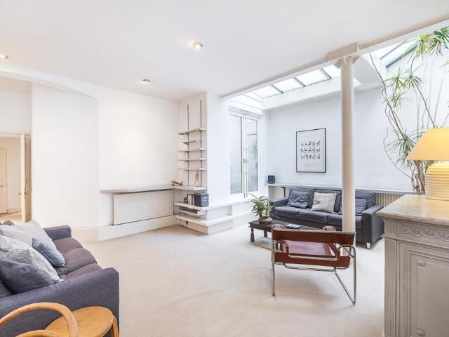 Cornwall Gardens London SW7 2 bed flat to rent £4,300 pcm £992 pw