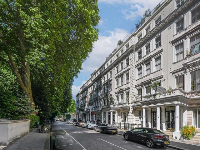 Cornwall Gardens, South Kensington. 3 bed flat to rent £3,684 pcm £850 pw