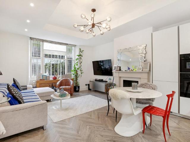 Cornwall Gardens, South Kensington. 3 bed flat to rent £5,746 pcm £1,326 pw