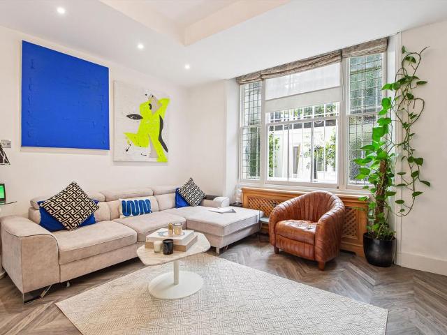 Cornwall Gardens, South Kensington. 3 bed flat to rent £5,750 pcm £1,327 pw