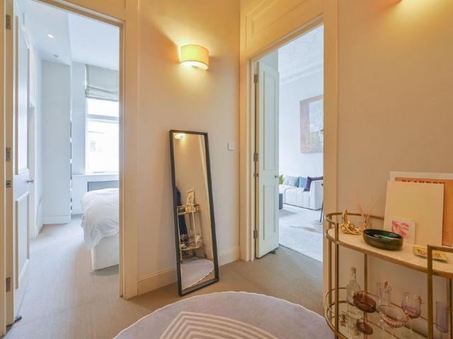 Cornwall Gardens, South Kensington. 1 bed flat to rent £3,835 pcm £885 pw