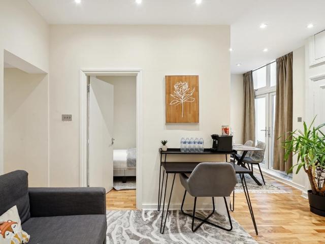 Cornwall Gardens, South Kensington. 2 bed flat to rent £3,250 pcm £750 pw