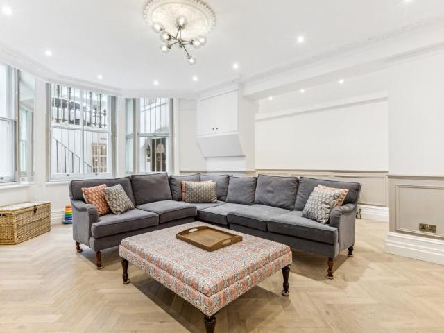 Cornwall Gardens, South Kensington. 2 bed flat to rent £6,500 pcm £1,500 pw