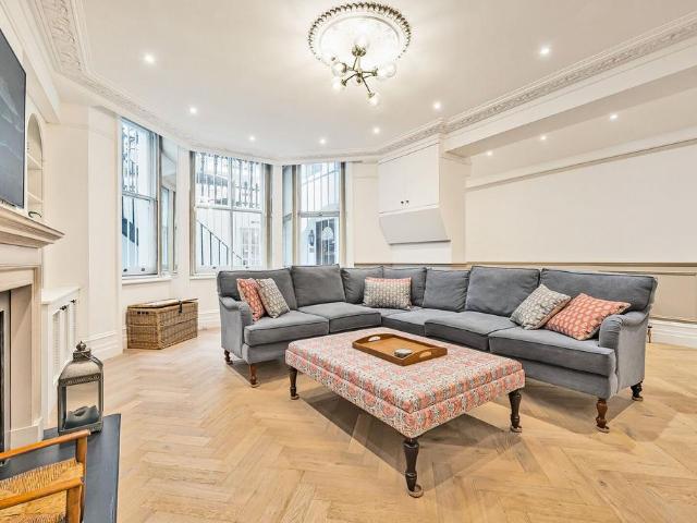 Cornwall Gardens, South Kensington. 2 bed flat to rent £7,497 pcm £1,730 pw