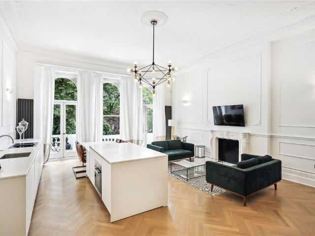 Cornwall Gardens, South Kensington. 2 bed flat to rent £8,500 pcm £1,962 pw