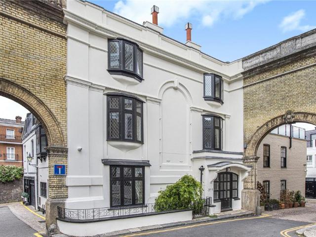 Cornwall Gardens, South Kensington. 6 bed mews to rent £13,433 pcm £3,100 pw