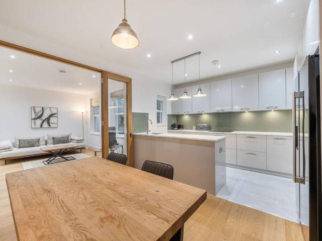 Cornwall Gardens, South Kensington, London SW7, 3 bed maisonette to rent, £9,750 pcm | PrimeLocation