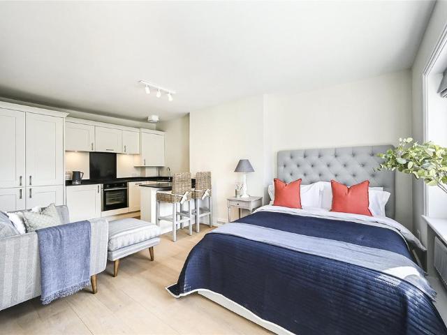 Cornwall Gardens, South Kensington. Studio to rent £1,928 pcm £445 pw