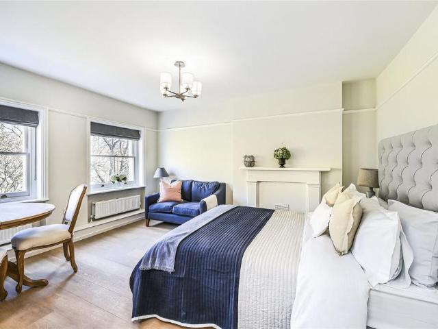 Cornwall Gardens, South Kensington. Studio to rent £2,145 pcm £495 pw