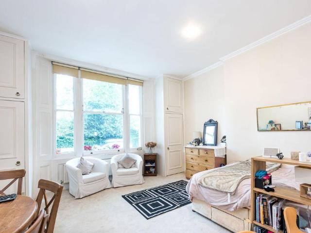 Cornwall Gardens, South Kensington. Studio to rent £2,167 pcm £500 pw
