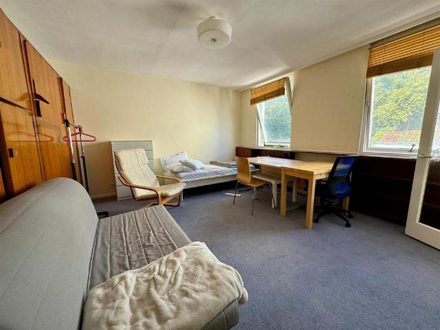Cornwall Gardens, South Kensington SW7 Studio to rent £1,700 pcm £392 pw