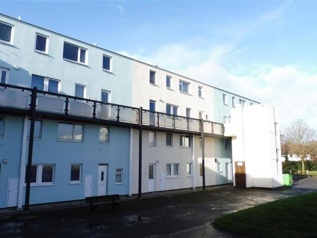 Cornwell Close, GOSPORT 2 bed maisonette to rent £1,175 pcm £271 pw