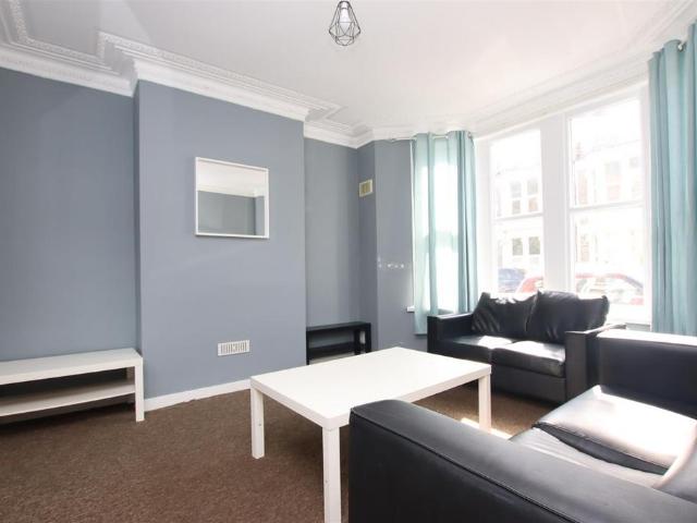 Coronation Avenue, Bristol BS16 5 bed house to rent £2,495 pcm £576 pw