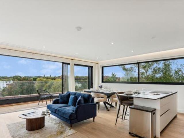 Coronation Court, Brewster Gardens, 3 Bedroom Flat
