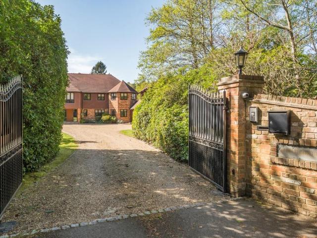 Coronation Road, Ascot SL5 5 bed detached house to rent £15,000 pcm £3,462 pw