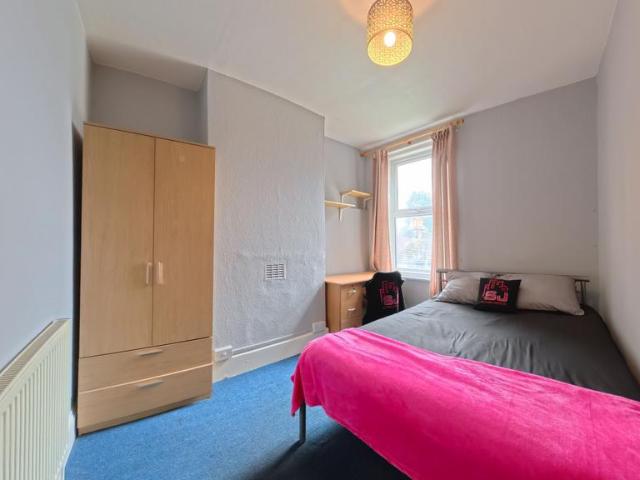 Coronation Street, Brighton BN2 4 bed house to rent £2,392 pcm £552 pw