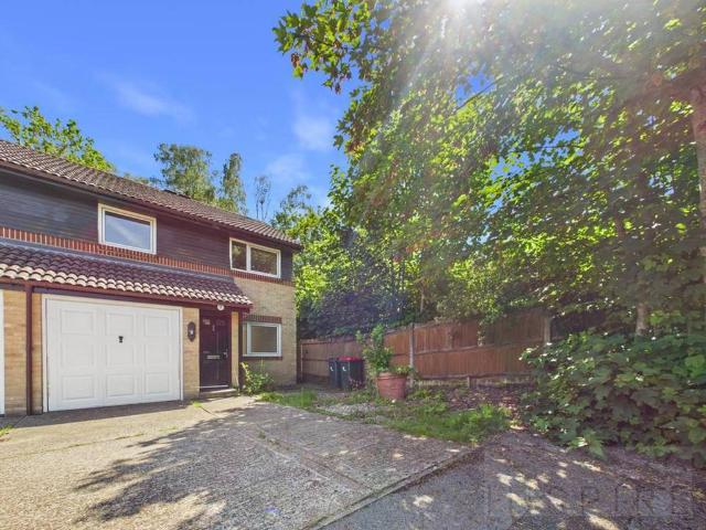 Coronet Close, Crawley RH10 3 bed end of terrace house to rent £1,900 pcm £438 pw