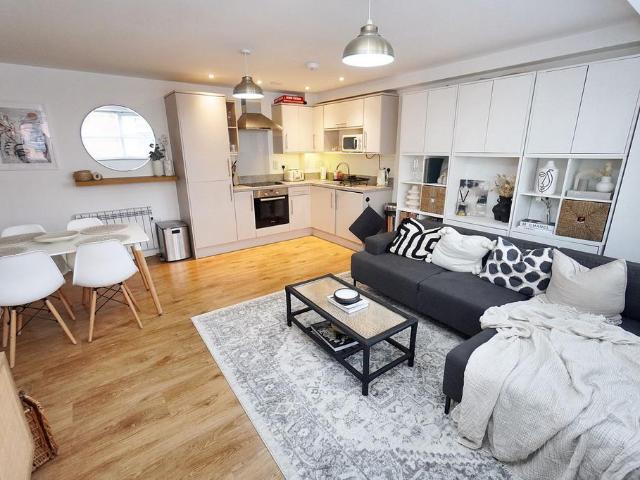 Corporation Street, High Wycombe HP13 2 bed flat to rent £1,295 pcm £299 pw