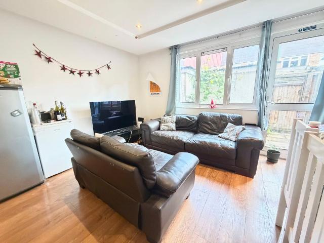 Corporation Street, London N7, 6 bed maisonette to rent, £6,000 pcm | PrimeLocation