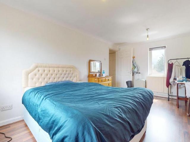 Corporation Street, London, Greater. 2 bed flat to rent £2,060 pcm £475 pw