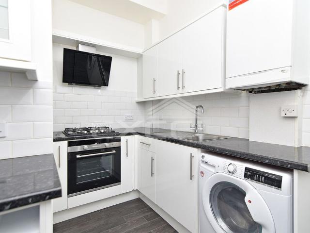 Corringham Rd, Golders Green, London NW11, 3 bed flat to rent, £3,000 pcm | PrimeLocation