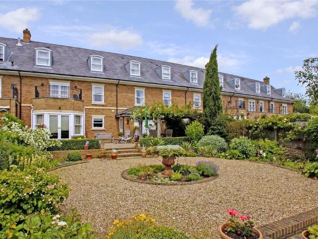 Corsbie Close, Bury St Edmunds, IP33 4 bed terraced house to rent £2,750 pcm £635 pw