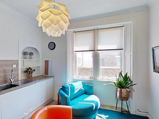 Corstorphine High Street, Edinburgh. 1 bed flat to rent £1,110 pcm £256 pw