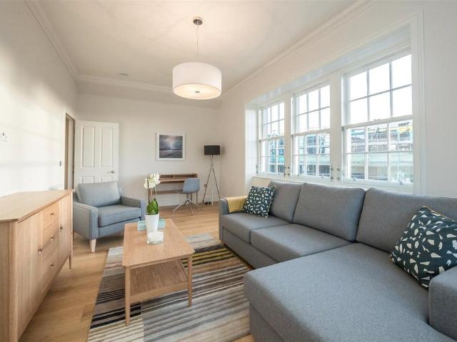 Corstorphine Road, Edinburgh, EH12 2 bed flat to rent £1,620 pcm £374 pw