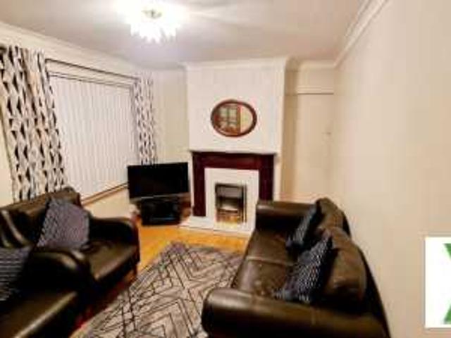 Cosy mid terrace house available 10mins walk to city centre