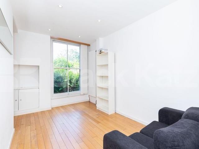 Cosy modern 1 bedroom property with access to a communal Garden