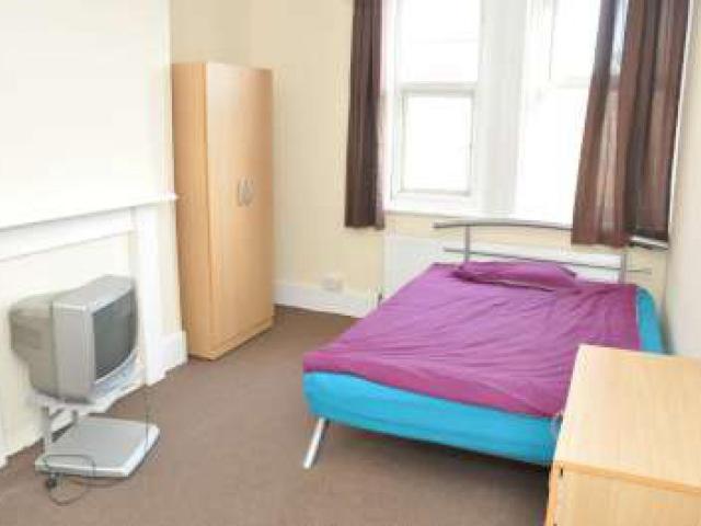 Cosy bedroom in 9 bedroom flat near Kilburn metro station Has a Room