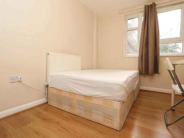 Cosy bedroom very well located in Limehouse Has a Room