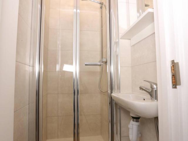 Cosy double bedroom near the Bow Road tube Has a Room