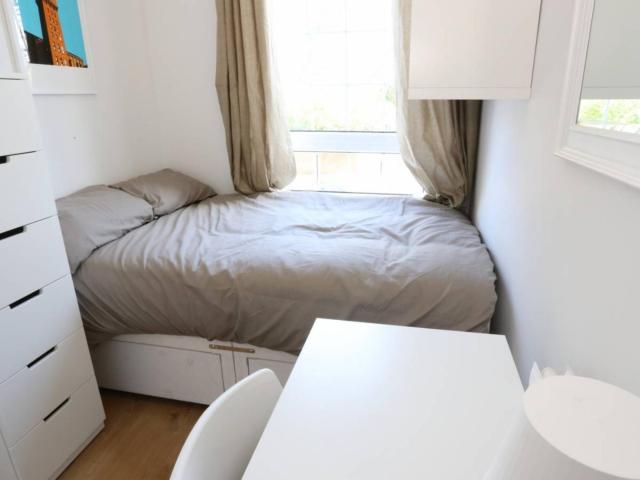 Cosy double bedroom near the Bow Road tube Has a Room