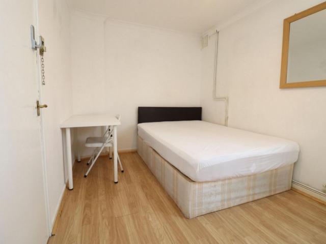 Cosy double bedroom near the University of East London Has a Room
