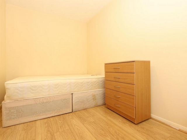 Cosy double bedroom next to Bethnal Green Gardens Has a Room