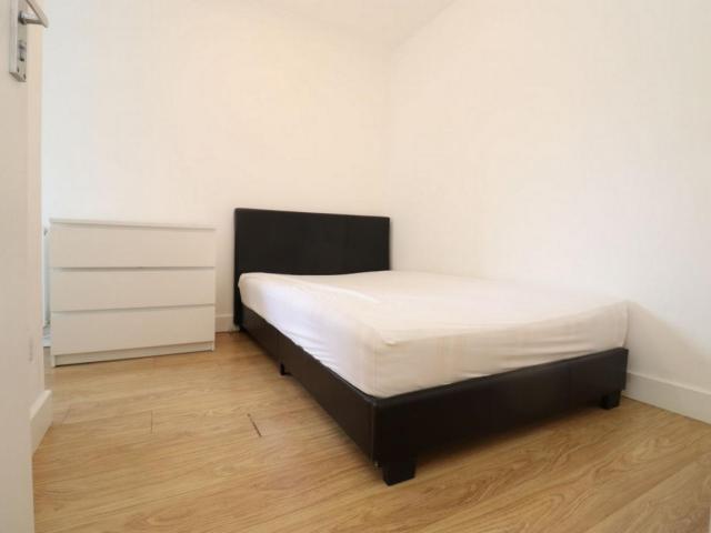 Cosy double bedroom next to Kilburn High Road Overgroung station Has a Room