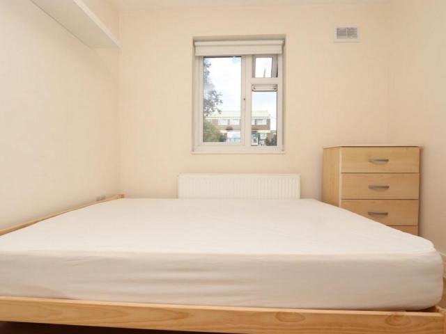 Cosy double bedroom not far from Victoria Park Has a Room