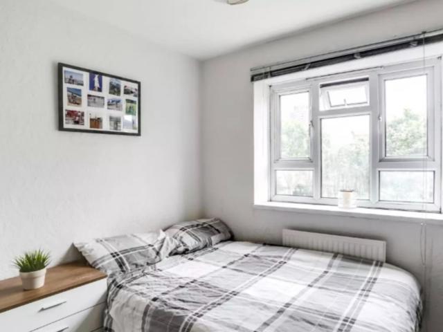 Cosy double bedroom not far from Bow Road tube station Has a Room