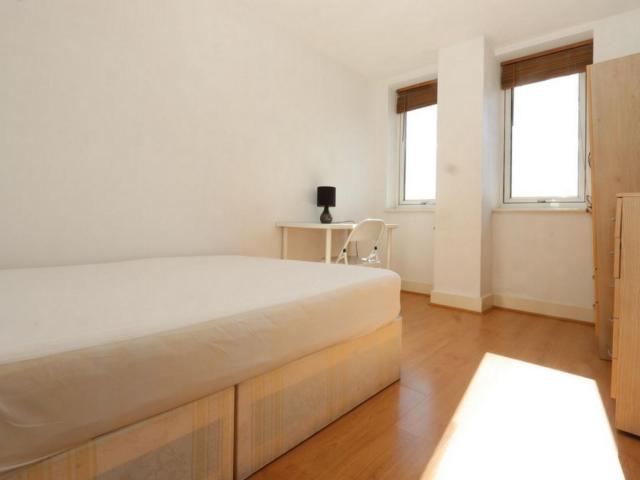 Cosy double bedroom not far from Shadwell Overground Has a Room