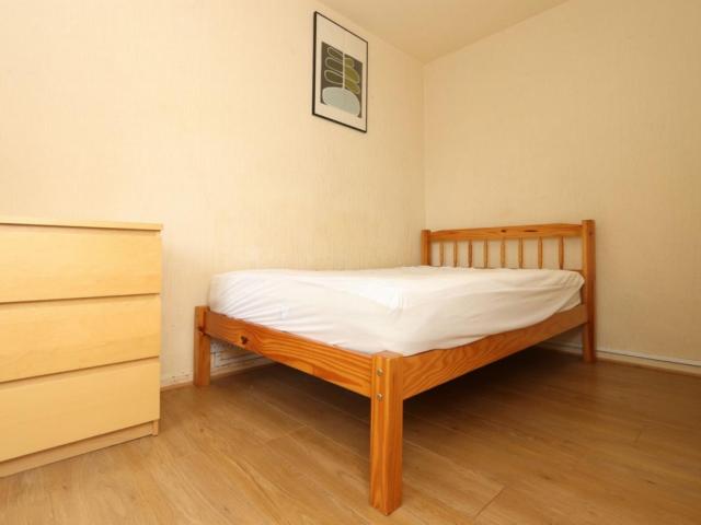 Cosy double bedroom not far from Stepney Green Tube Has a Room