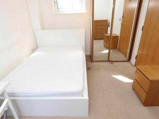 Cosy double bedroom close to North Greenwich tube station Has a Room