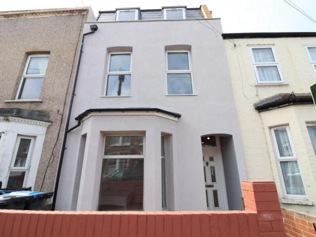 Cosy double bedroom close to Colliers Wood tube station Has a Room