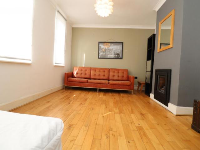 Cosy double bedroom in Plaistow Has a Room