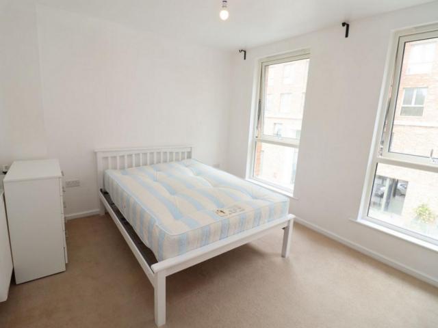 Cosy double ensuite bedroom close to South Acton Overground Has a Room